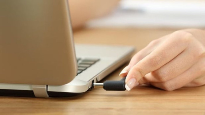 Cara Mengisi Daya Laptop yang Benar Agar Baterai Tidak Cepat Drop ...